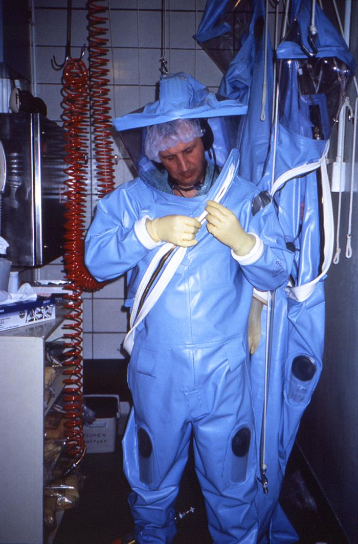 Positive-pressure_biosafety_suit – 사이언스 라이프